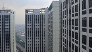 Um edifício alto com vários andares e um padrão de janelas em grade.