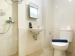 Apartamento | Casa de banho | Um polibã, toalhas fornecidas, sabão, champô