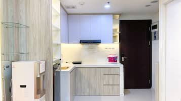 Apartamento | Cozinha privada | Um frigorífico, uma placa de cozinha, uma panela elétrica de arroz