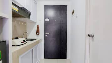 Estúdio | Cozinha privada | Geladeira, cooktop, panela elétrica de arroz, mesas de jantar