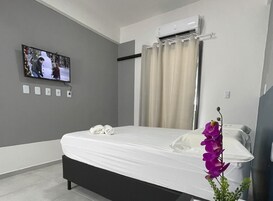 Quarto casal conforto | Escrivaninha, Wi-Fi de cortesia