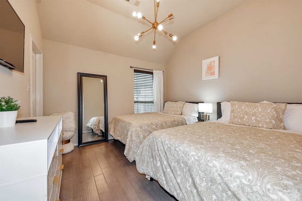 Gorgeous Spacious Home In Pearland!! - Pearland, TX