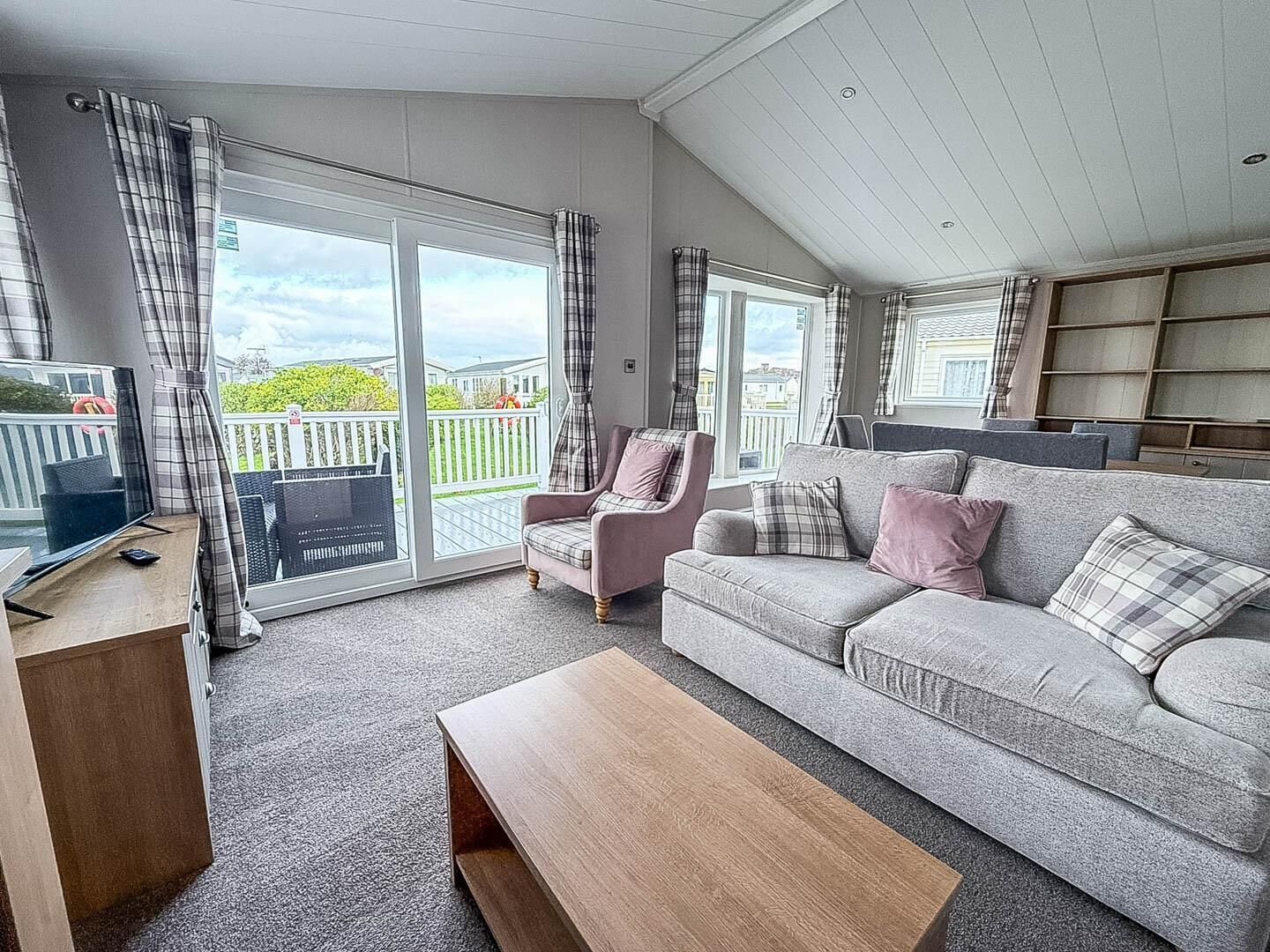 Beautiful Lodge With Decking In Hunstanton At Manor Park Ref 23195k - Hunstanton