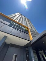 Um edifício alto com a placa 
