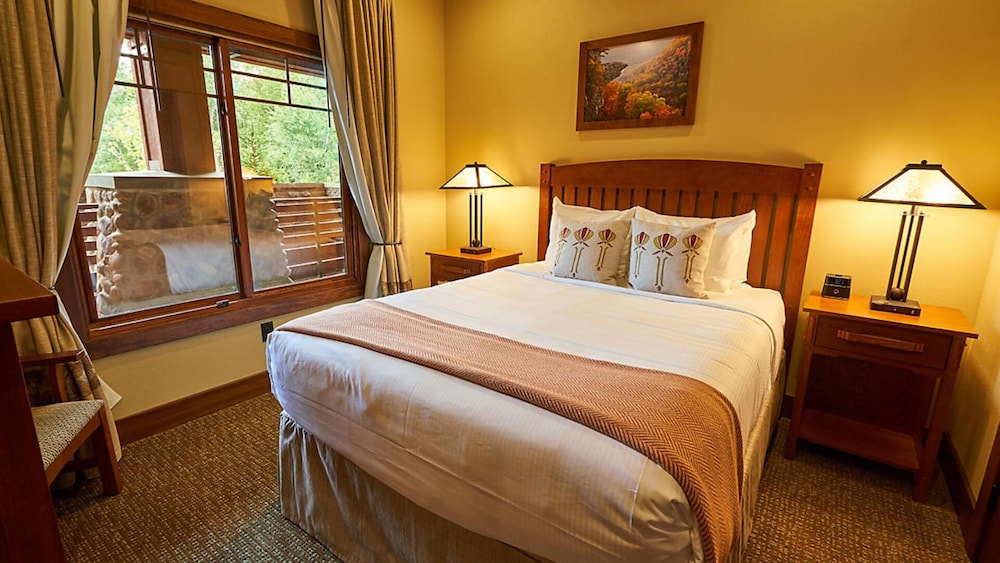 2 Bedroom Condo, Sleeps 4, on Lake at Cliffs at Long Creek Resort ...