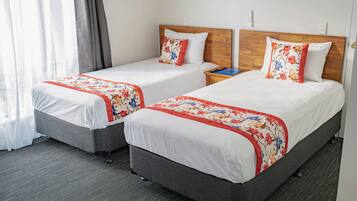 Com mobília individualizada, secretária, ferro/tábua de engomar