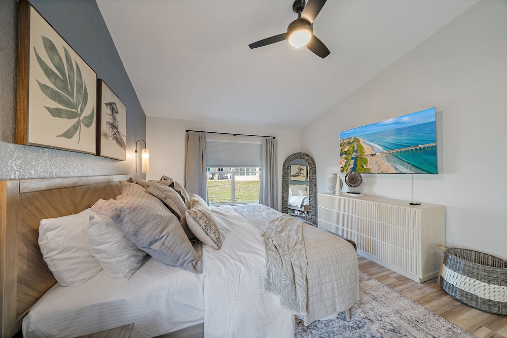 Bay Bliss Bungalow | 65" Smart Tv, Lanai + Electric Bikes! - Sarasota, FL