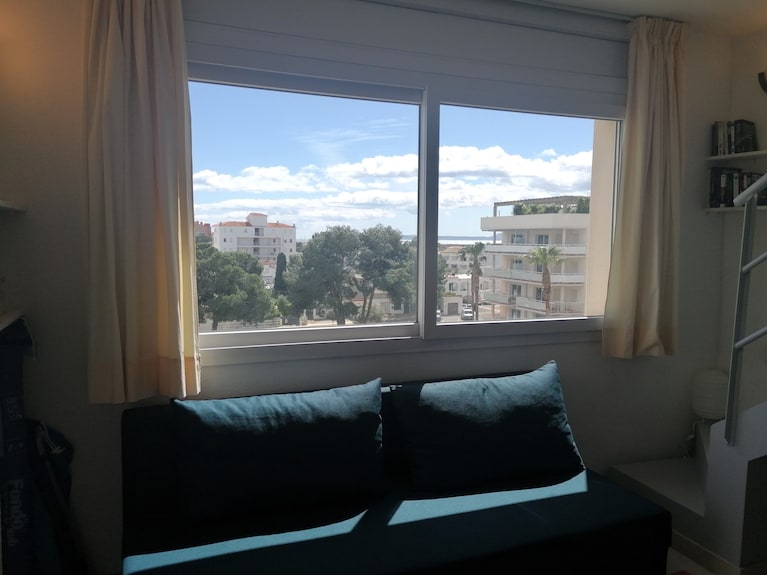 Cerca De Parque Natural Para Practicar Senderismo,btt O Windsurf.zona Ajardinada - Roses