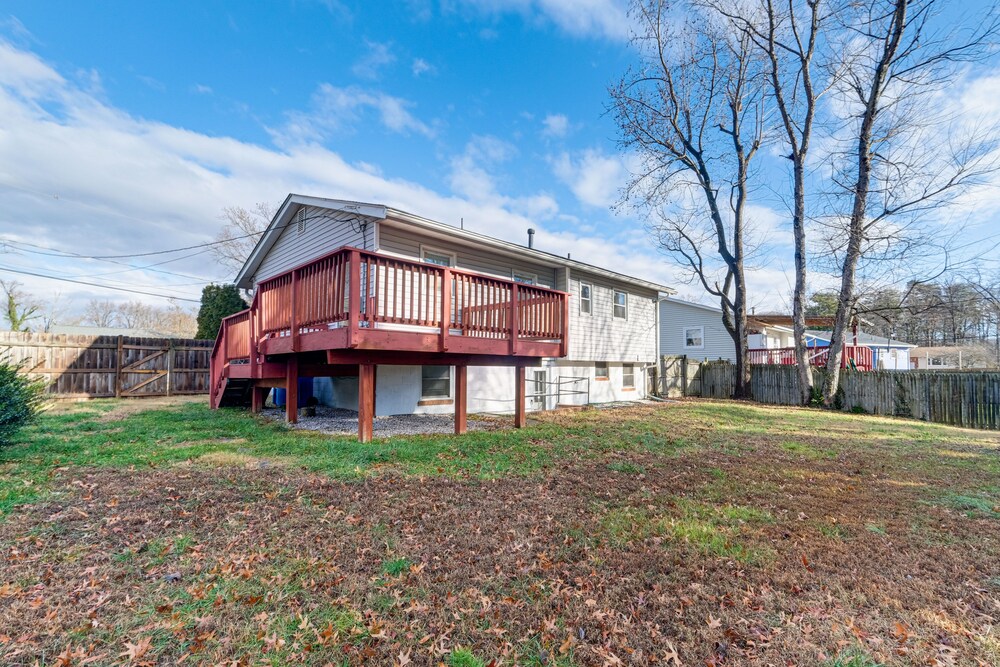 Backyard + Deck: Family-friendly Lorton Home! - Fairfax, VA