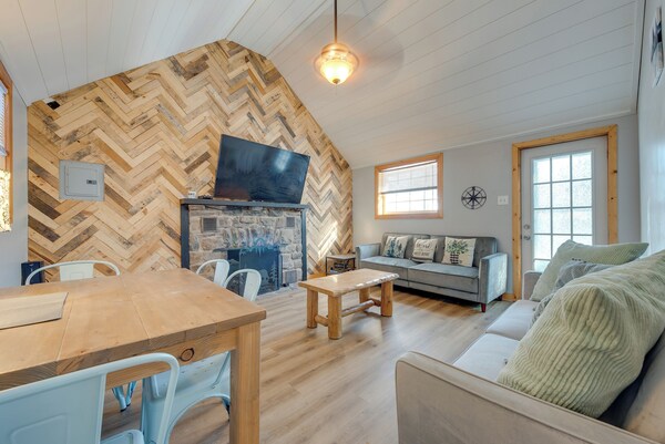 Pocono Couple's Getaway! Cute Cabin On 8 Acres - Lake Harmony, PA