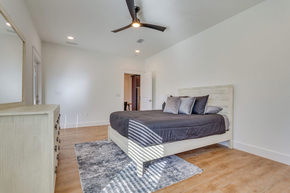 Modern Gulf Breeze Home W/ Patio: 13 Mi To Beach! - Navarre, FL