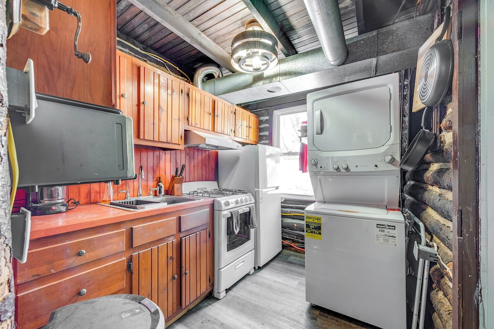 Rustic Blakeslee Cabin W/ Gas Grill On 2 Acres! - Lake Harmony, PA