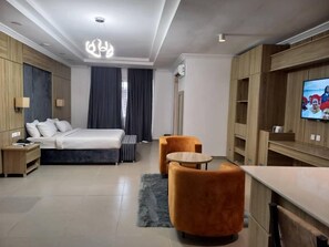 Apartamento Deluxe | Cofre no quarto, secretária, Wi-fi grátis 
