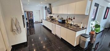 Um frigorífico no espaço comum, uma chaleira elétrica 