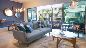 Condo luxo | Área de estar | TV de tela plana 43 polegadas com canais digitais