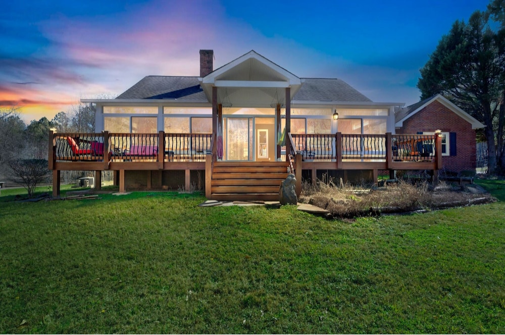 Rustic Elegance: Farmhouse Retreat In Covington By Redawning - Covington, GA