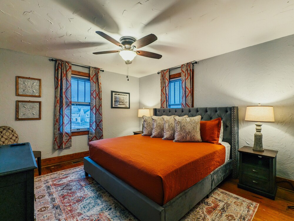 Pet Friendly! Firepit & Gameroom- Walk To Restaurants, 15 Mins To Hershey Park! - Hershey, PA