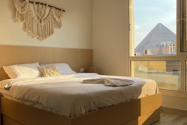 Superior apartment with pyramids view | Minibar com produtos grátis, cofre no quarto, secretária