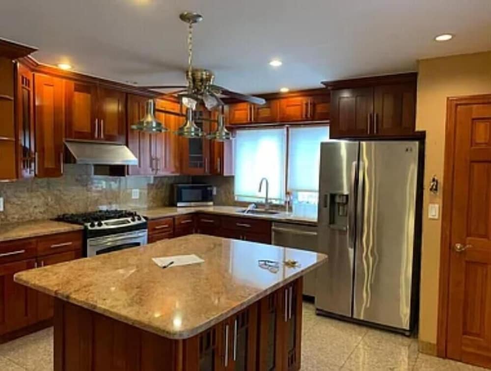 Spontaneous Apartment - Queens