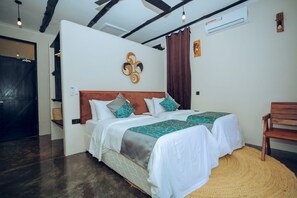 Quarto Twin Deluxe | Camas de colchão viscoelástico, cofre no quarto, secretária 