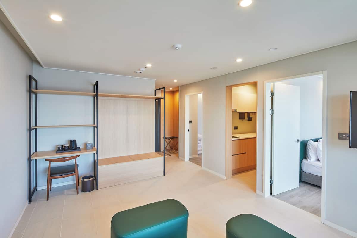 Quarto Duplo Superior, 2 quartos (NO View and Lower floor) | Wi-fi grátis, roupa de cama fornecida