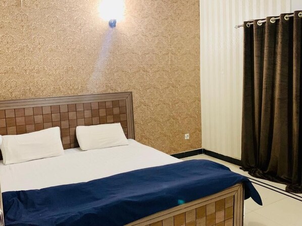 Quarto casal luxo | Escrivaninha, quartos à prova de som, ferros/tábuas de passar roupa