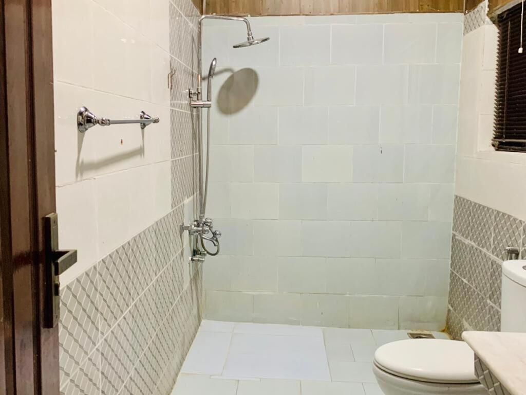 Quarto casal luxo | Banheiro | Chuveiro, produtos de toalete de grife, toalhas de banho, sabonete