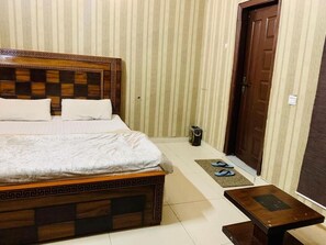 Quarto casal luxo | Escrivaninha, quartos à prova de som, ferros/tábuas de passar roupa