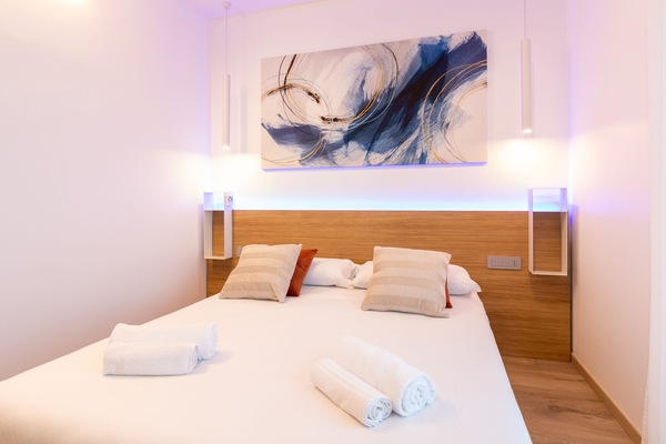 Quarto Duplo Premium | Edredões de penas, camas de colchão viscoelástico, cofre no quarto