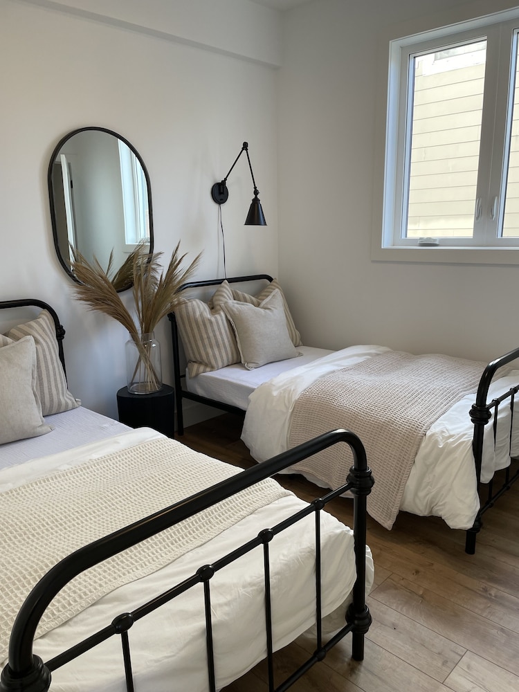 180 Degree Lake View, Luxury Port Stanley Escape Overlooking The Beach! - Port Stanley