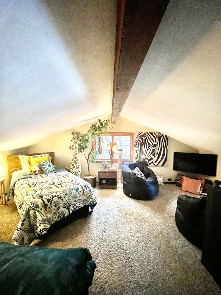 Lincoln Lake Paradise With Tiki Bar & Hot Tub - Greenville, MI
