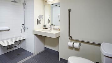 Quarto solteiro básico, 1 cama King, acessível | Banheiro