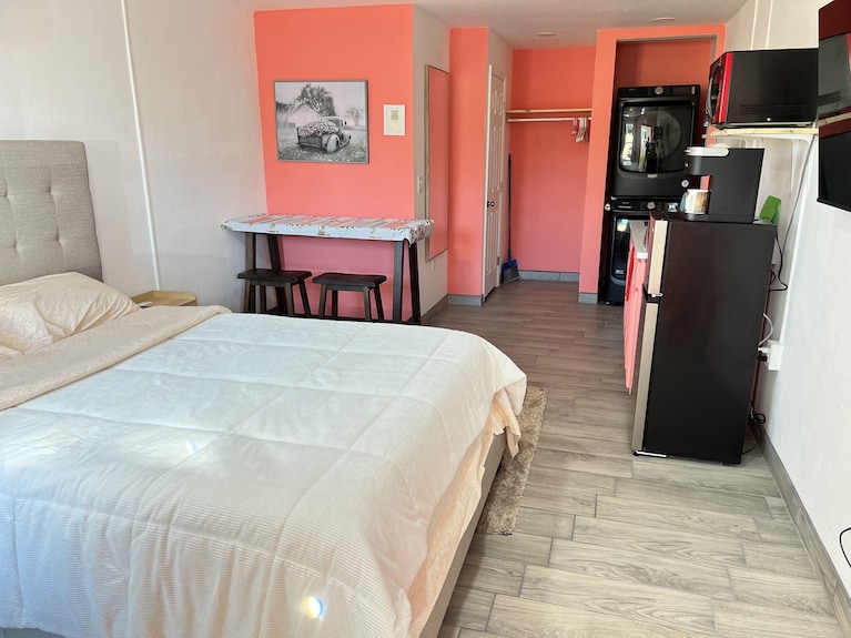 Private Suite With Washer And Dryer, Kitchenette And Enclosed Parking - 拉斯克魯塞斯