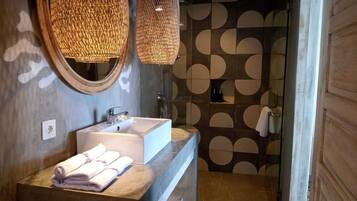 Quarto Individual Superior | Casa de banho | Um polibã, um chuveiro fixo, um secador de cabelo, roupões