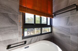 Quarto Quádruplo Familiar | Casa de banho | Artigos de higiene pessoal grátis, um secador de cabelo, chinelos 