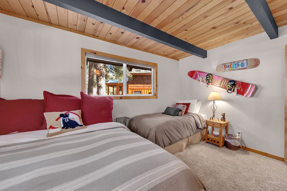 Timberlake Haven / Newly remodeled mountain retreat- 4 blocks from Lake Tahoe! - Tahoe Vista | Vrbo
