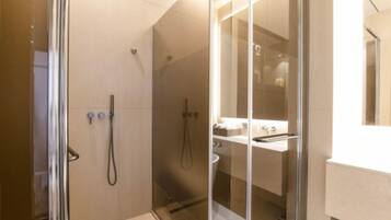 Artigos de higiene pessoal grátis, um secador de cabelo, chinelos