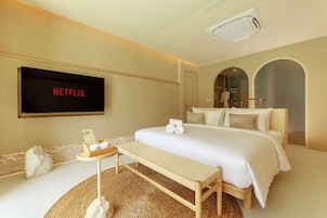 Quarto Duplo Deluxe, vista para a piscina | Minibar grátis, cofre com capacidade para portátil