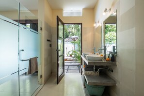 Vila conforto, 2 quartos | Banheiro | Chuveiro, chuveiro com efeito de chuva, produtos de toalete grátis 