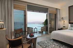 Frigobar, cofres nos quartos, escrivaninha, cortinas blackout