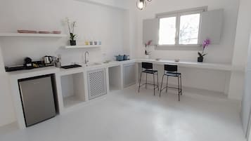Suite Familiar, banheira de hidromassagem | 1 quarto, minibar, cofre no quarto, com decoração personalizada