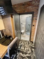 Quarto Individual Deluxe | Casa de banho | Um secador de cabelo 