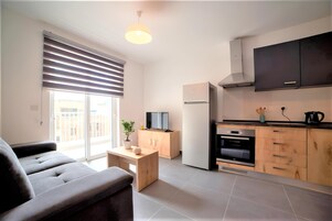 Um frigorífico, um micro-ondas, um forno, uma placa de cozinha 