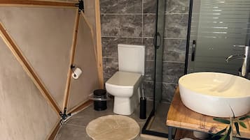 Um polibã, um secador de cabelo, roupões, chinelos