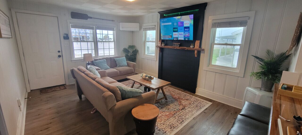 Romantic Getaway With A Jon Boat, Kayaks, And Three Miles To The Beach - Cedar Point, NC