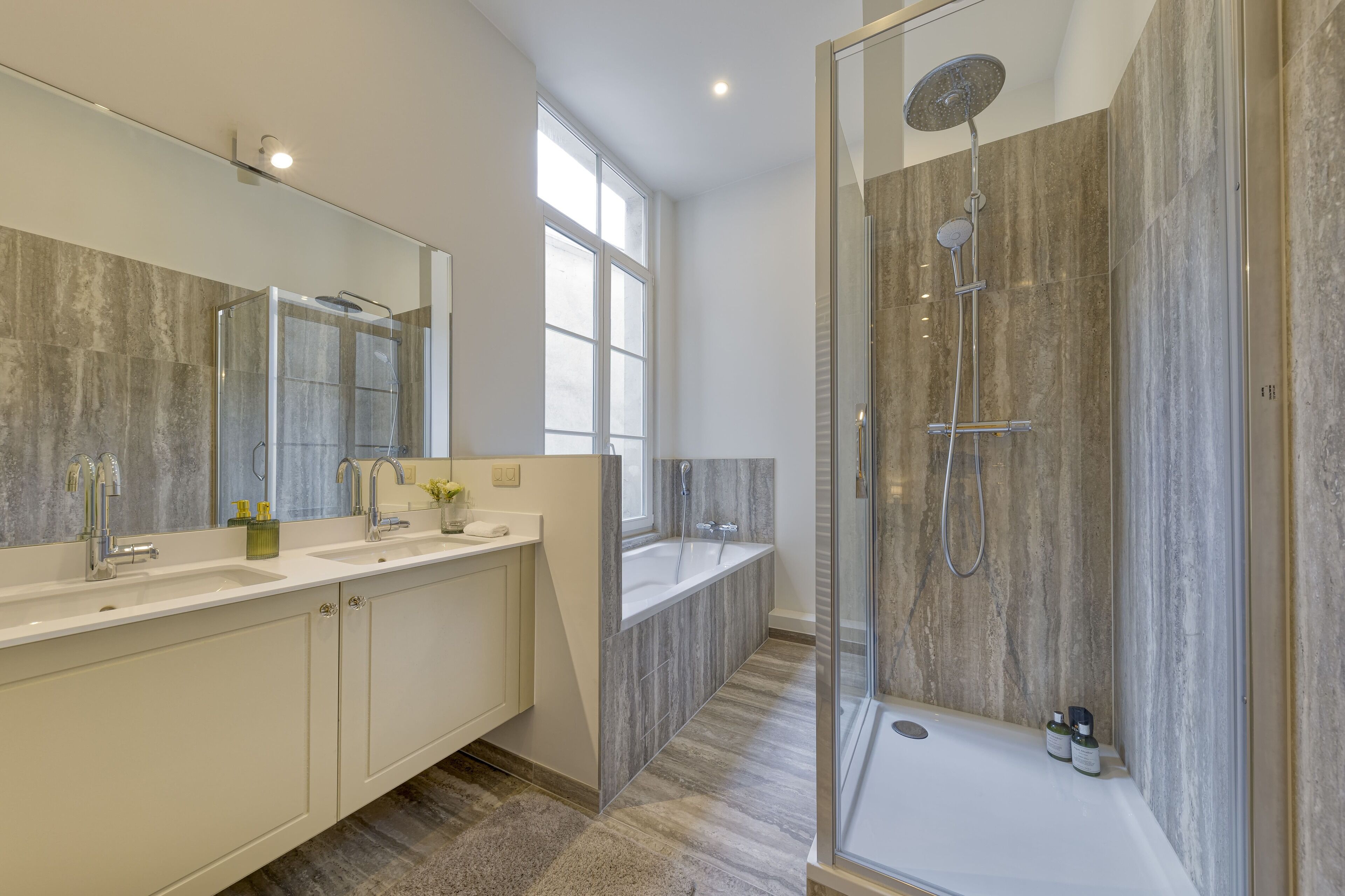 Apartamento de Luxo | Casa de banho | Um polibã e uma banheira separados, um secador de cabelo, chinelos 