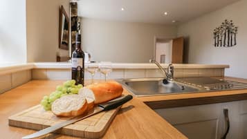 Um frigorífico, uma máquina de lavar louça, utensílios de cozinha