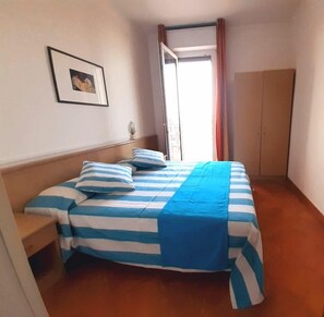 Quarto standard | Cofres nos quartos, escrivaninha, quartos à prova de som