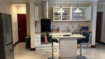 Estúdio Deluxe | Cozinha privada | Um frigorífico/congelador grande, um micro-ondas, um forno