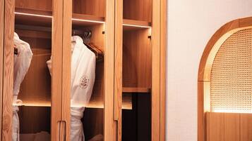 Um guarda-roupa de madeira com vários compartimentos, incluindo espaço para pendurar e prateleiras.